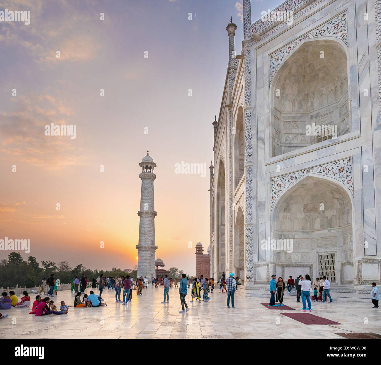 Taj mahal india crowded hi-res stock photography and images - Alamy
