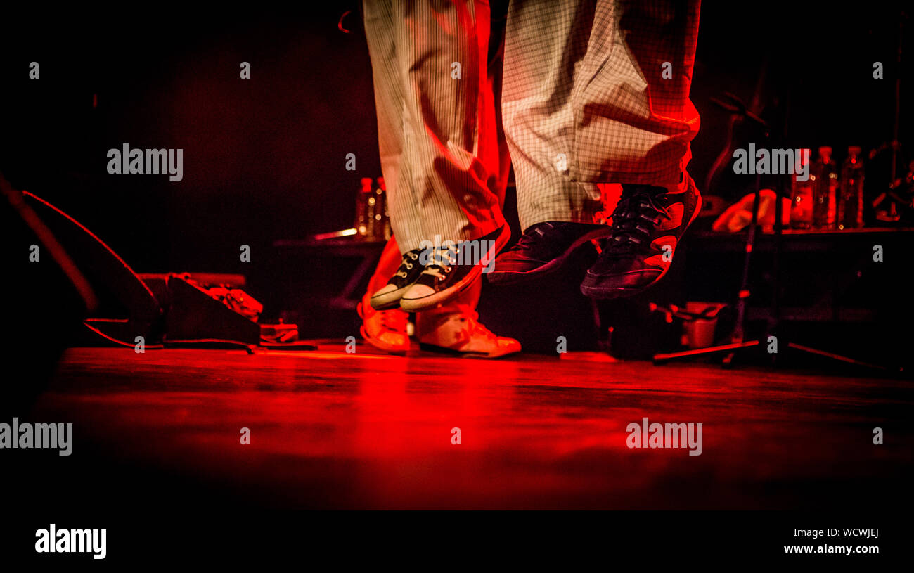 Jumping on stage hi-res stock photography and images - Alamy