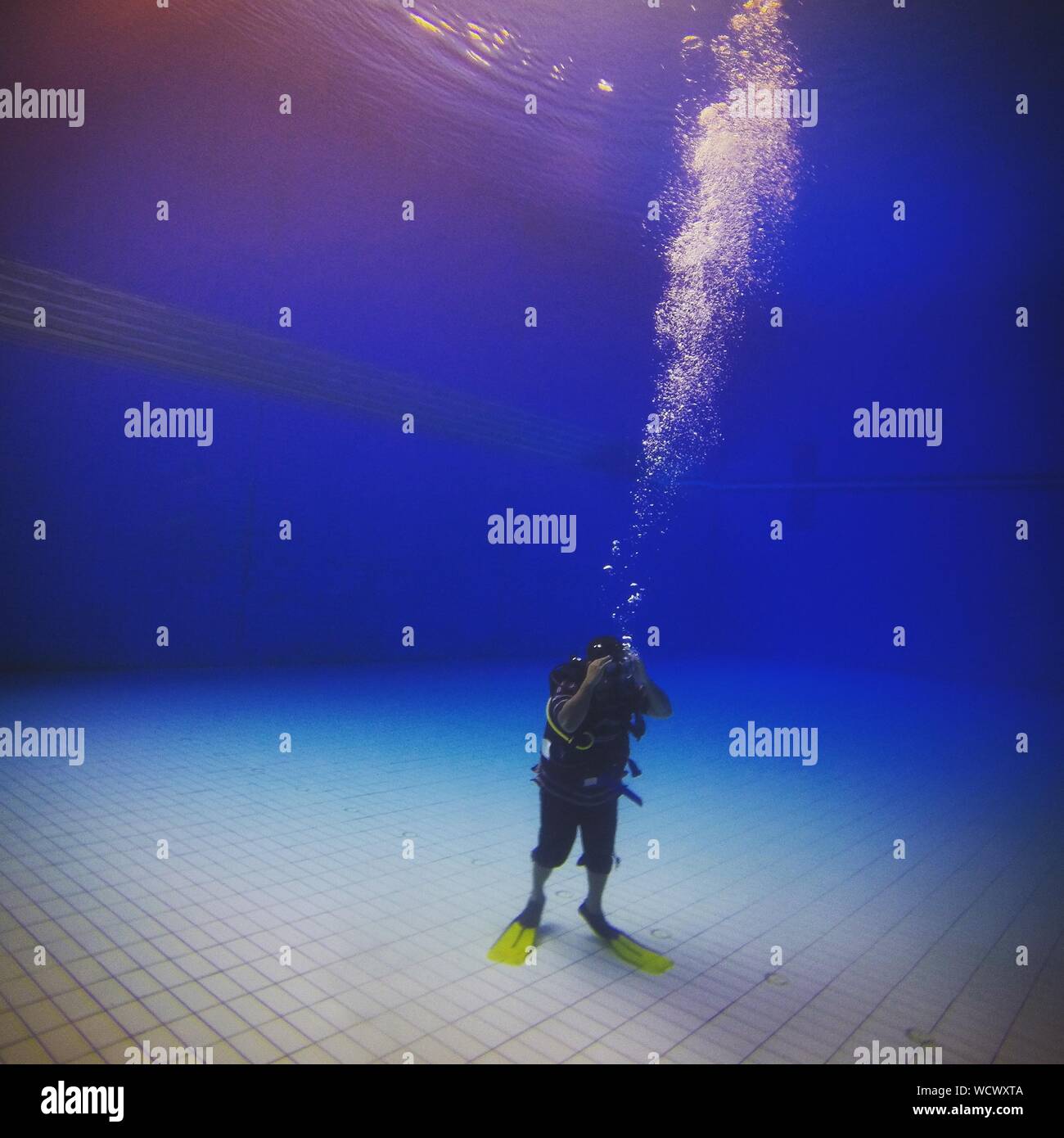 Man underwater swimming pool hi-res stock photography and images - Alamy