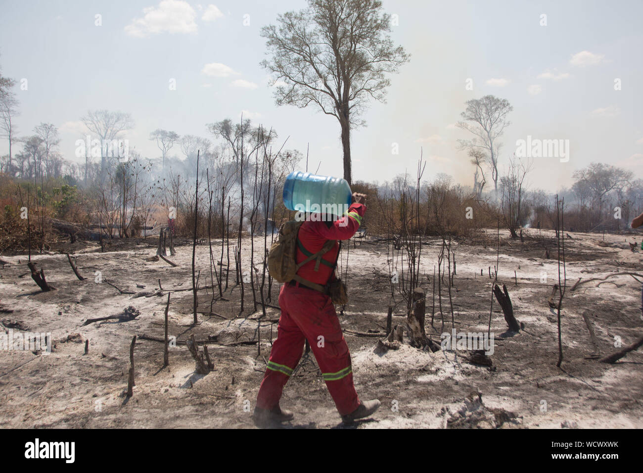 28 August 2019, Bolivia, Santa Rosa de Tucabaca: A member of the fire ...