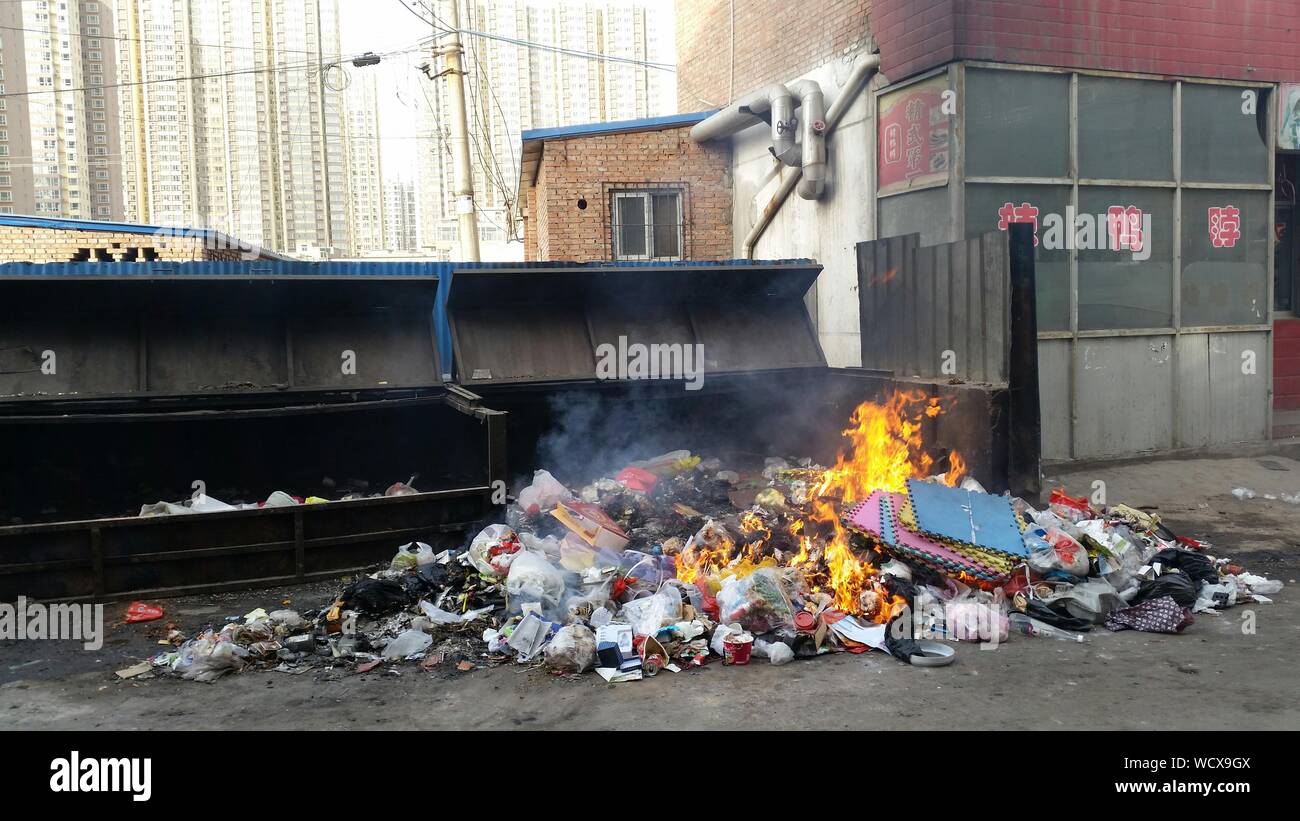Burning fire garbage hi-res stock photography and images - Alamy