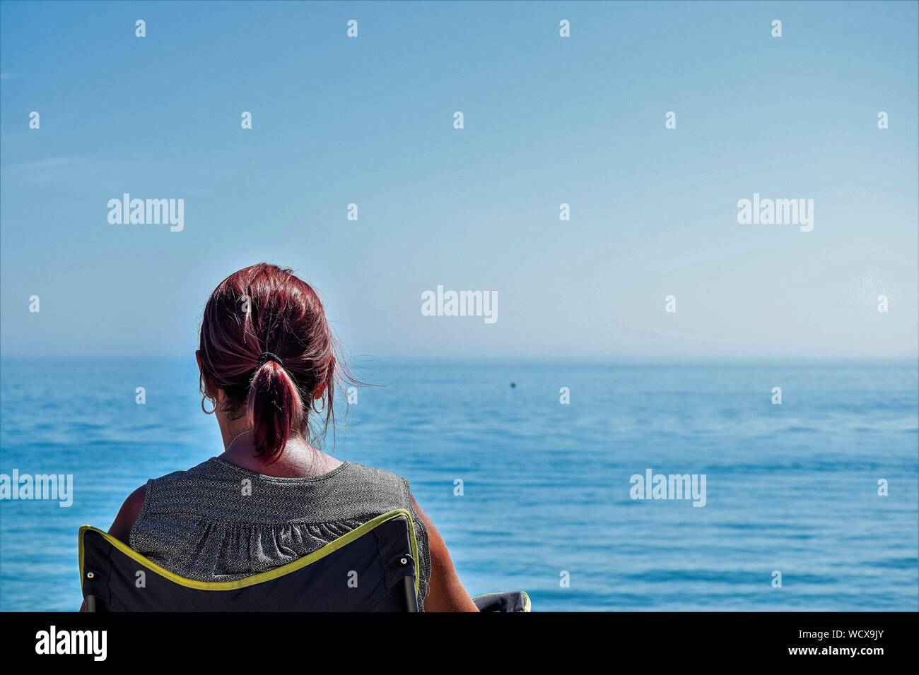 Woman getting up from chair hi-res stock photography and images - Alamy