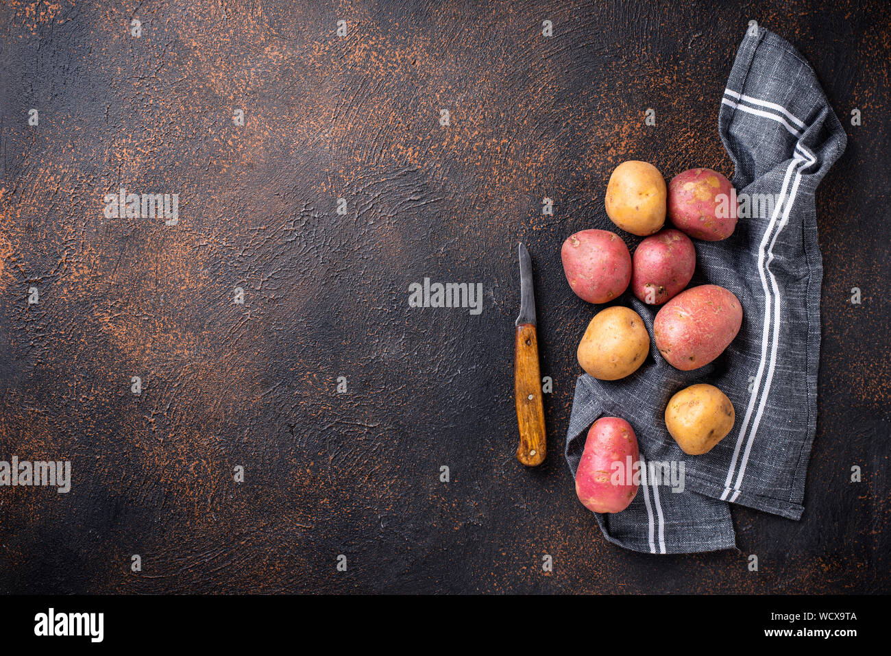 Raw organic potatoes hi-res stock photography and images - Alamy