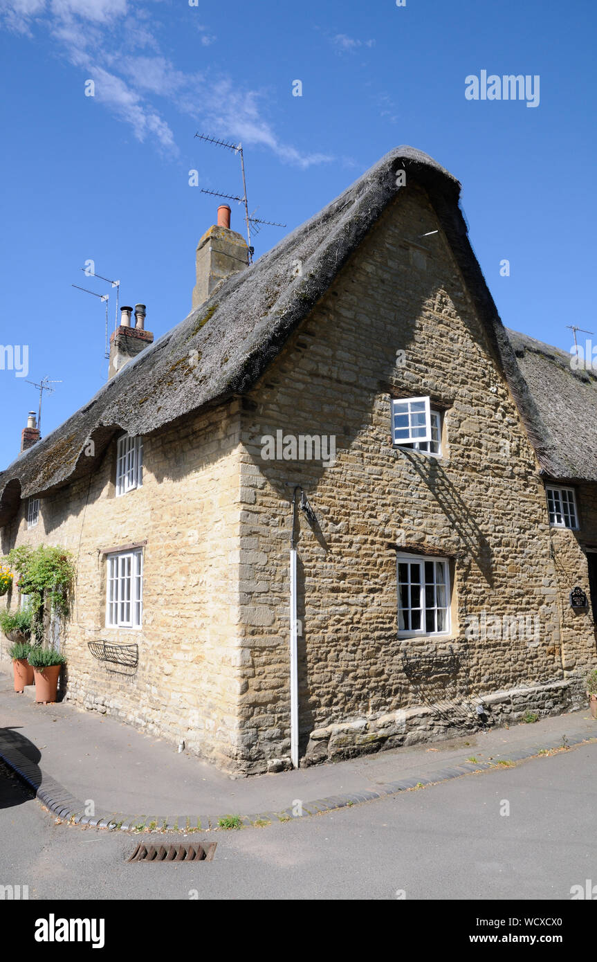 Stone and thatch building hi-res stock photography and images - Alamy