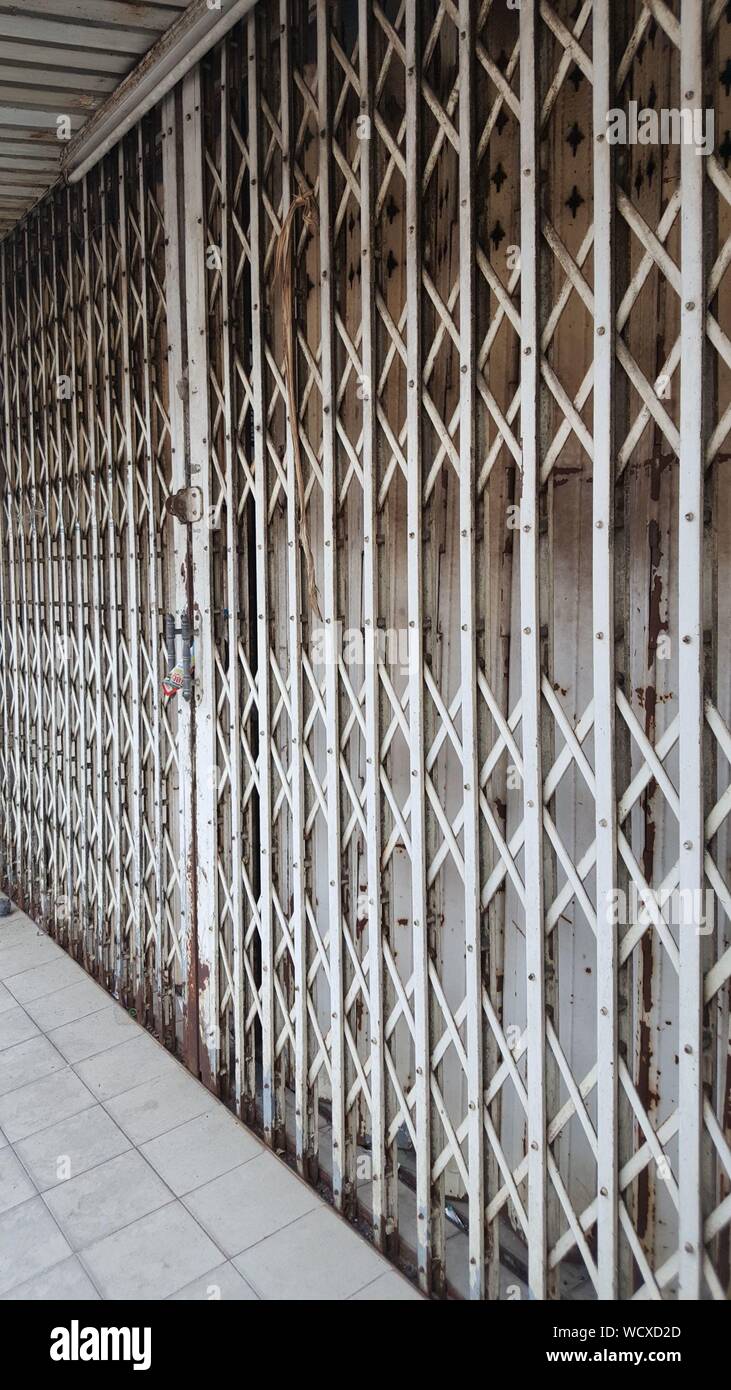 Security store hi-res stock photography and images - Alamy