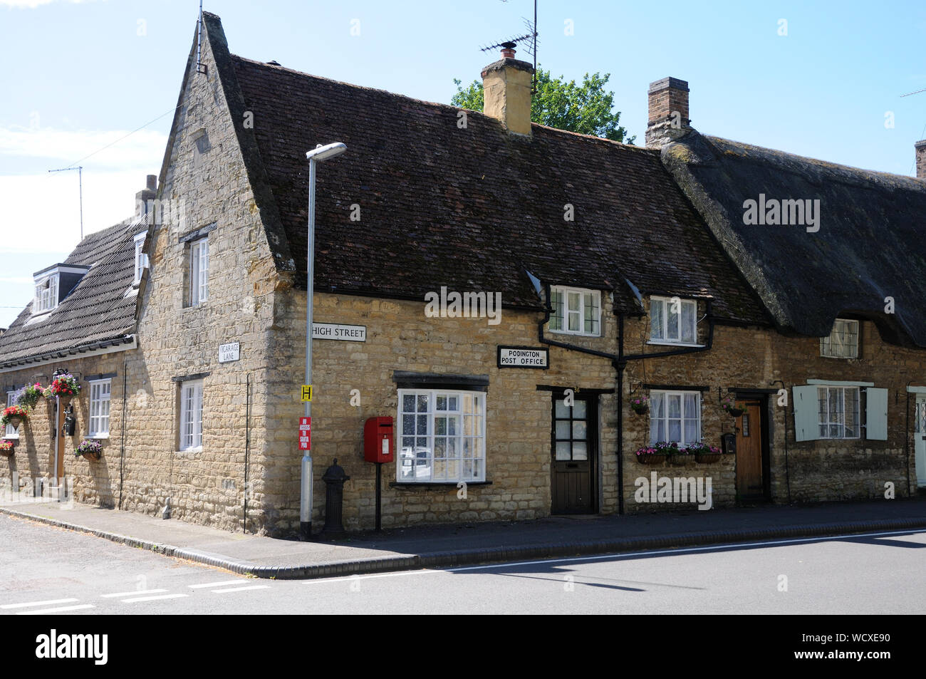 English stone building hi-res stock photography and images - Alamy
