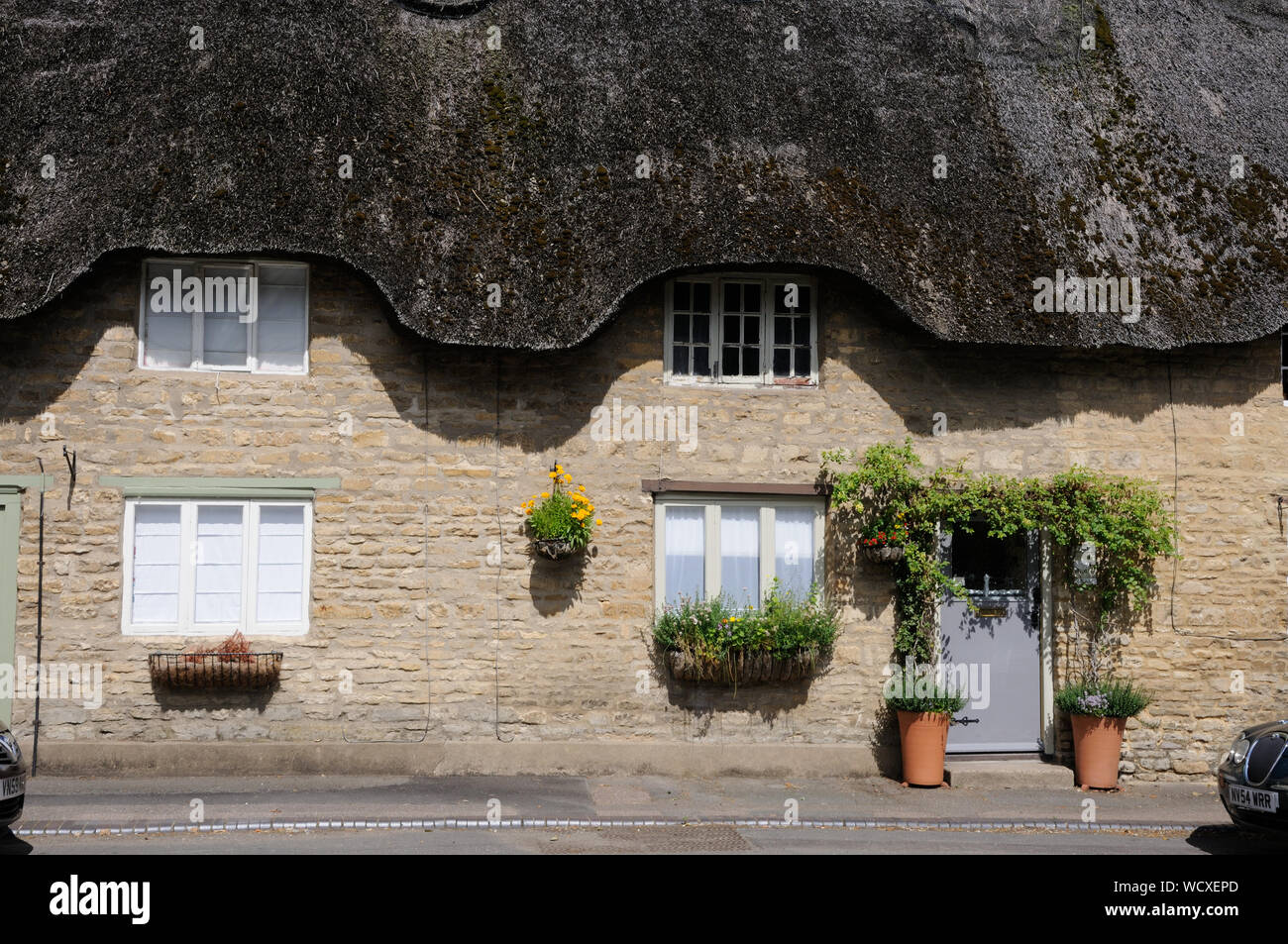 Thatched cottage , High Street, Podington, Bedfordshire Stock Photo - Alamy