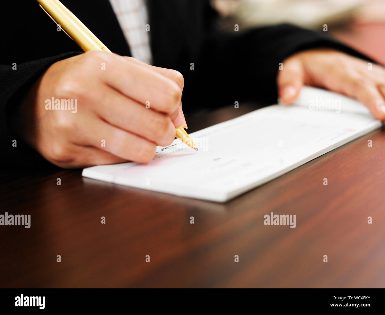 Cheque sign signature hi-res stock photography and images - Alamy