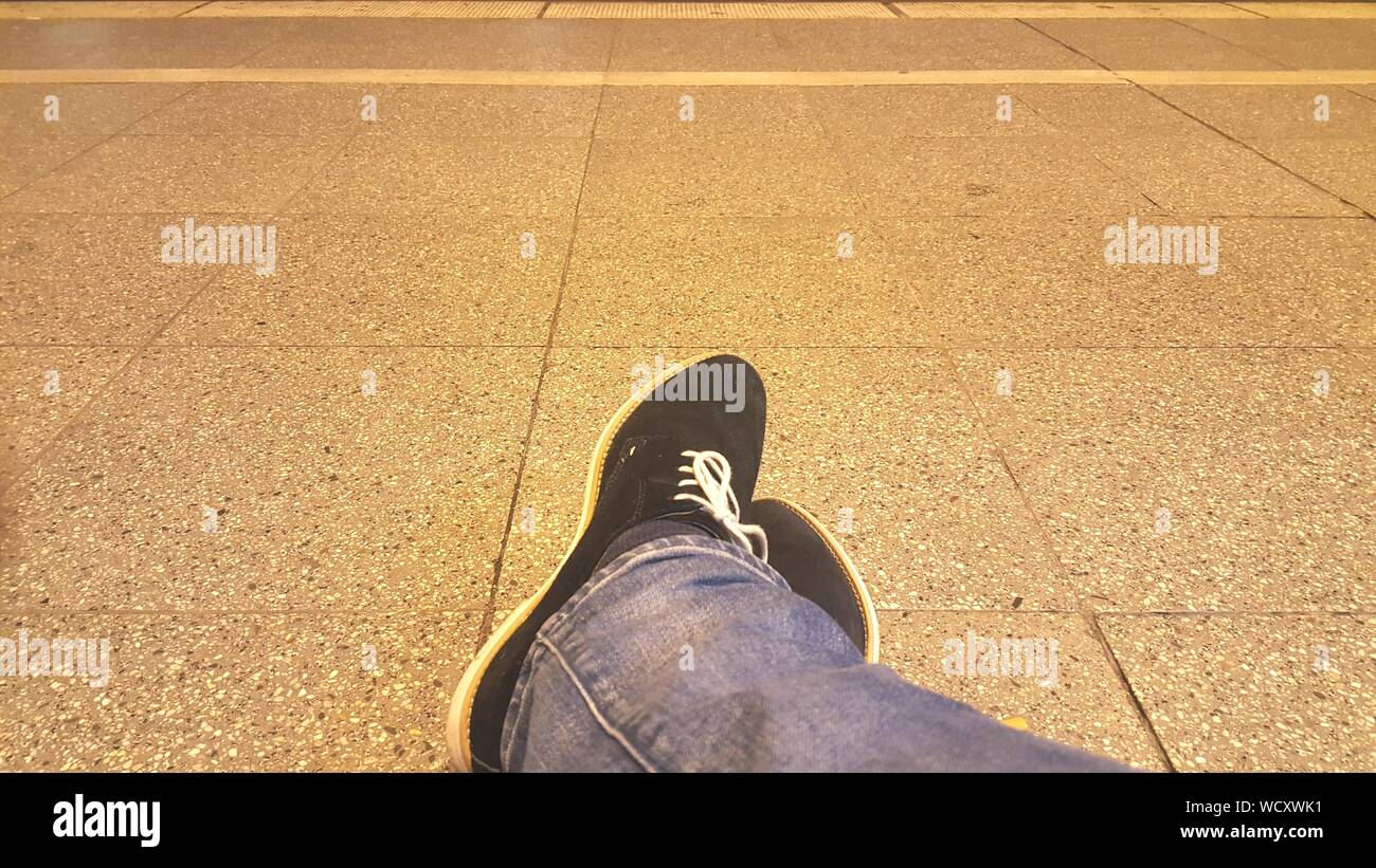 Man legs crossed hi-res stock photography and images - Alamy