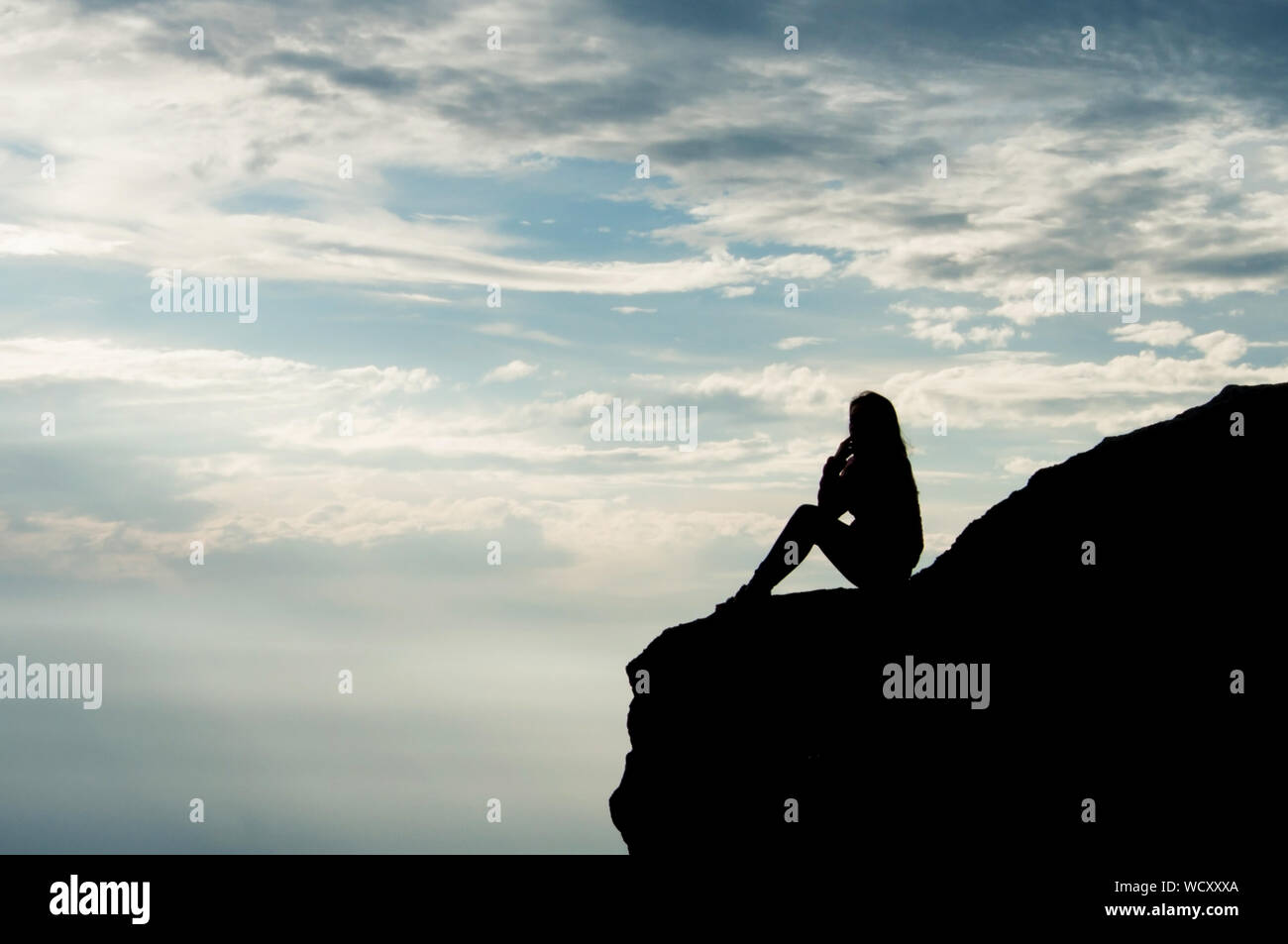 Woman sunset cliff silhouette hi-res stock photography and images - Alamy