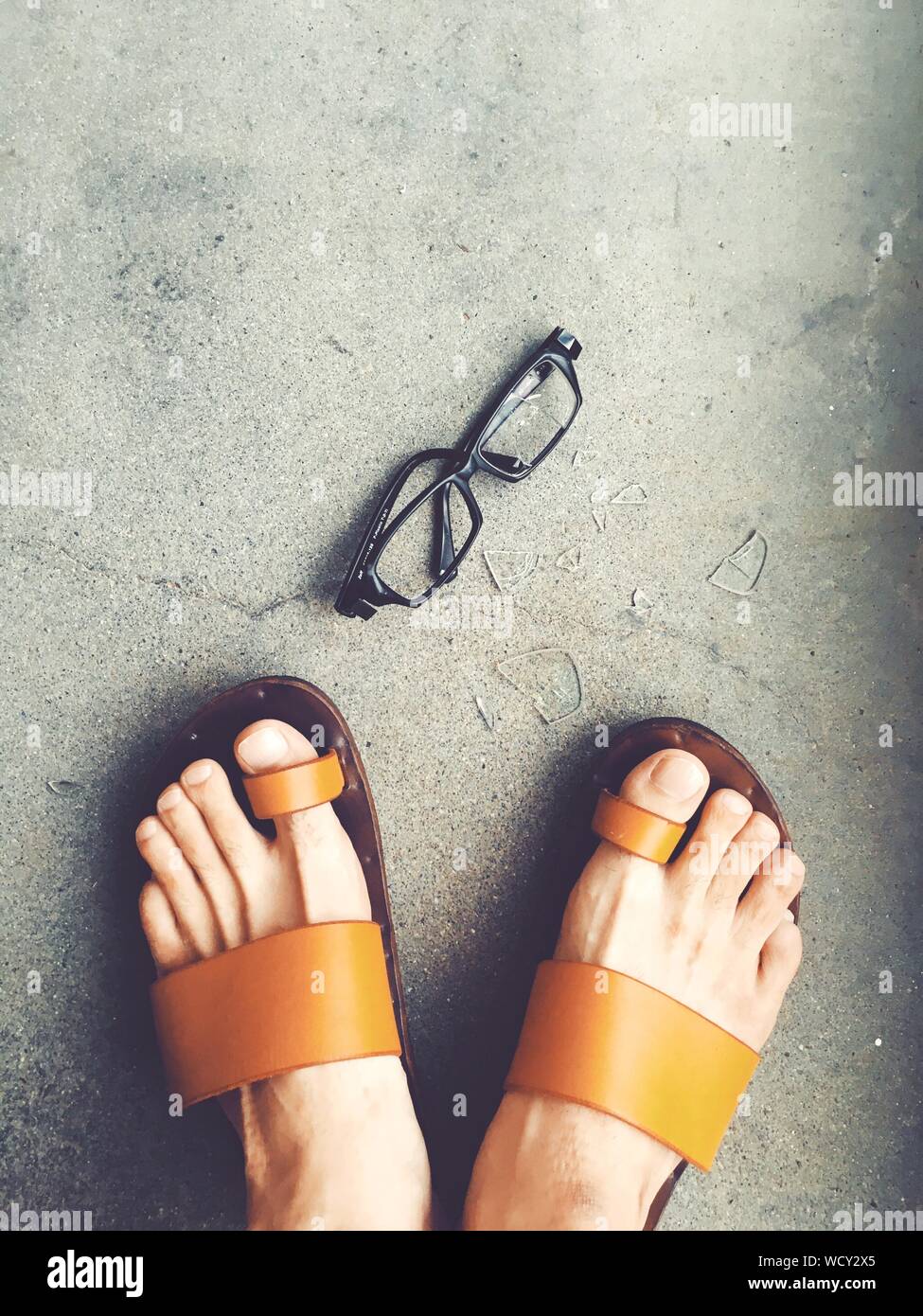 People standing on glass floor hi-res stock photography and images - Alamy