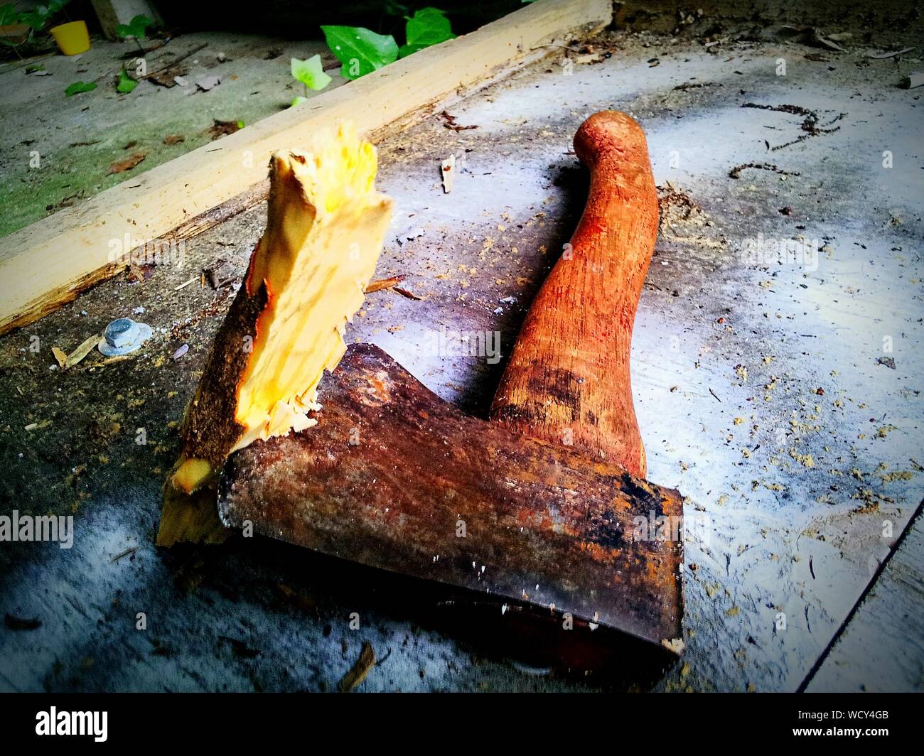 Hand axe and log hi-res stock photography and images - Alamy