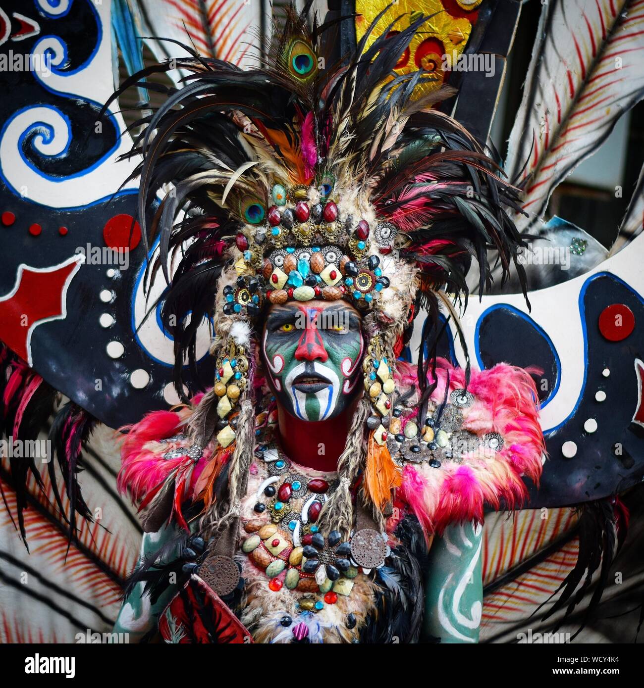 Men wearing feathers hi-res stock photography and images - Alamy