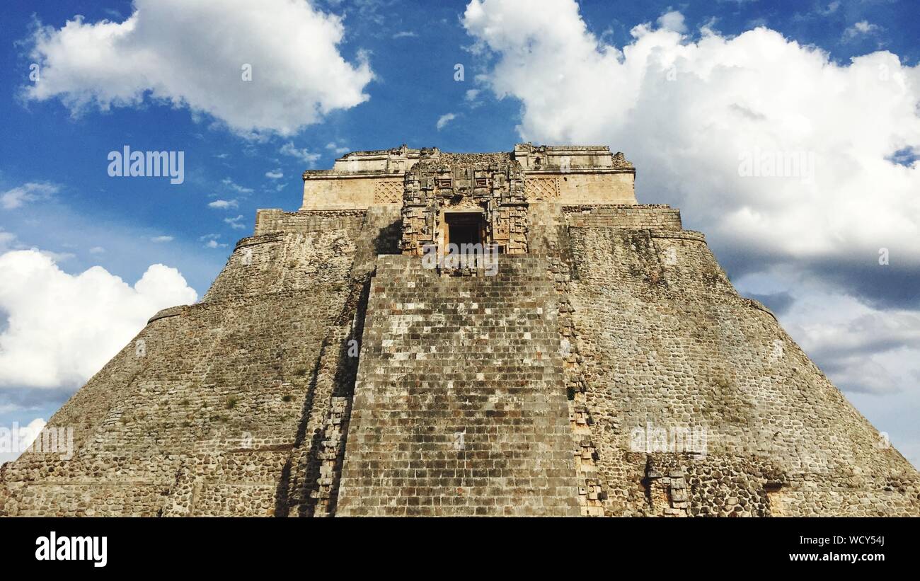 Pyramid the magician hi-res stock photography and images - Alamy