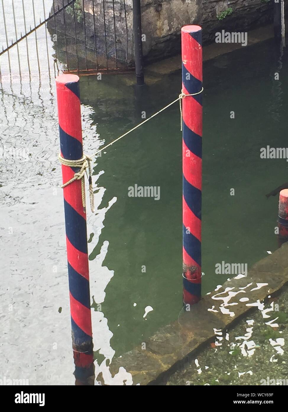 Bollards and rope hi-res stock photography and images - Alamy