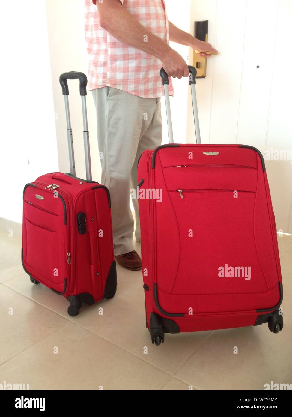 Opening suitcase hi-res stock photography and images - Alamy