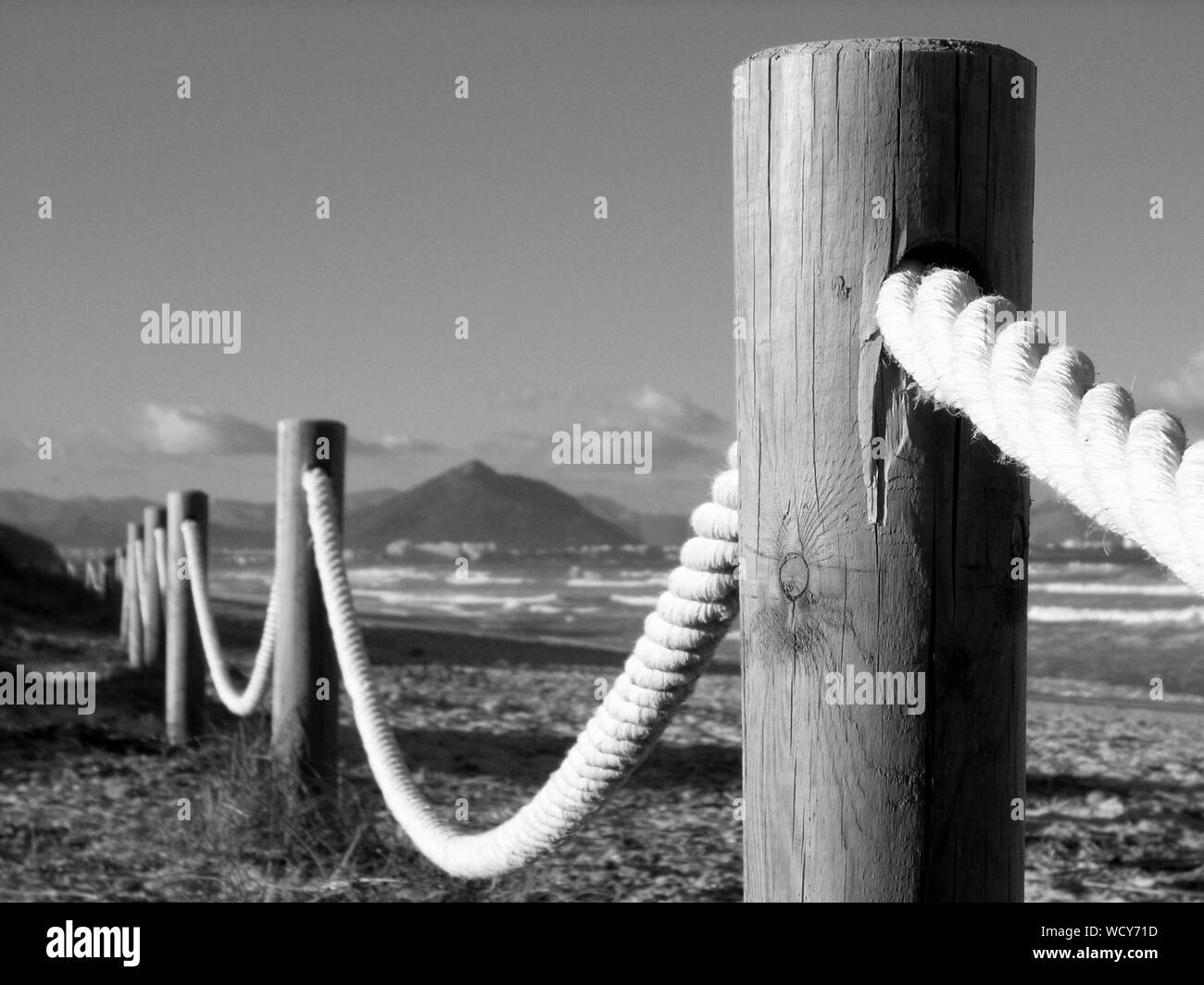 Wooden post rope fence on hi-res stock photography and images - Alamy