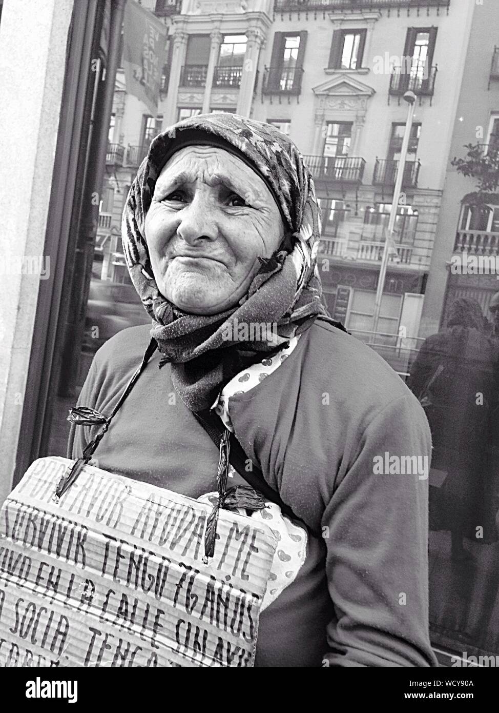 Homeless person with sign hi-res stock photography and images - Alamy