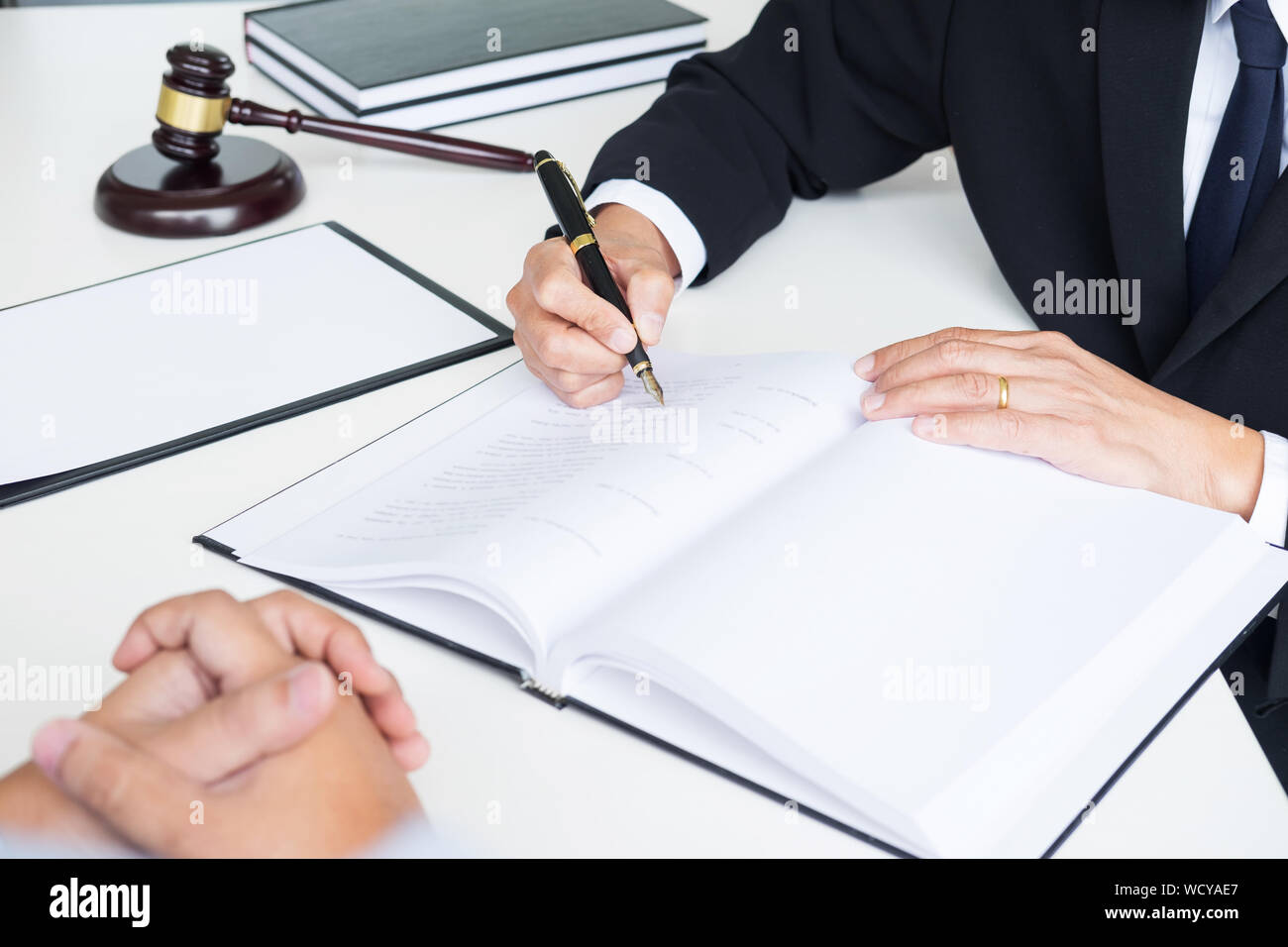 Lawyer client courtroom hi-res stock photography and images - Alamy