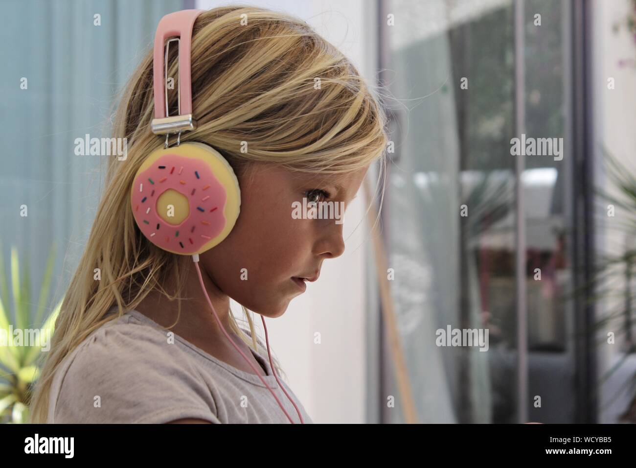 Side profile girl hi-res stock photography and images - Alamy