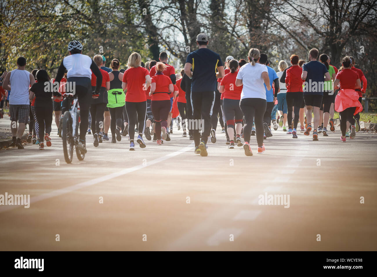 Crowd of runners rear view hi-res stock photography and images - Alamy