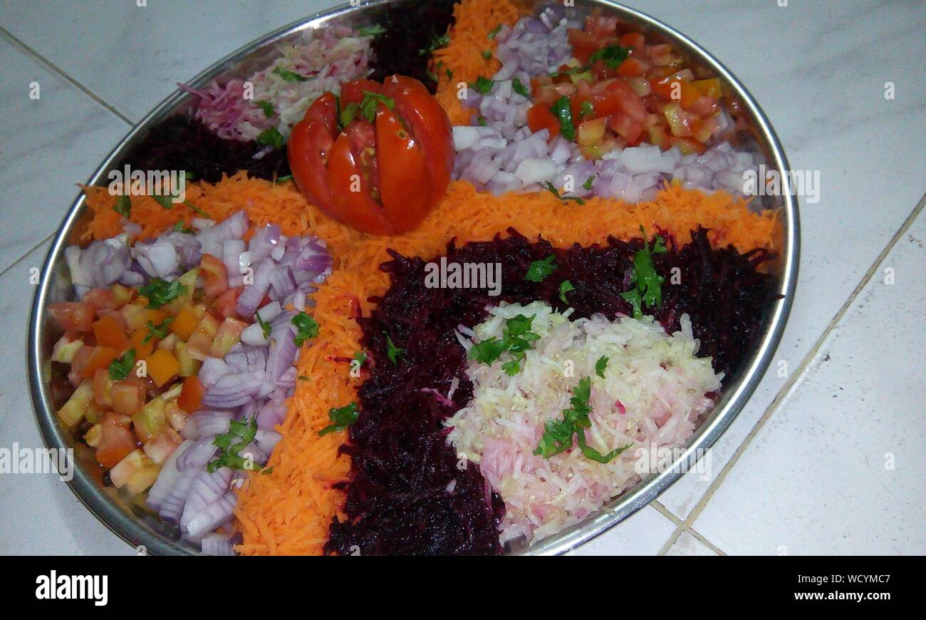 Salad presentation hi-res stock photography and images - Alamy