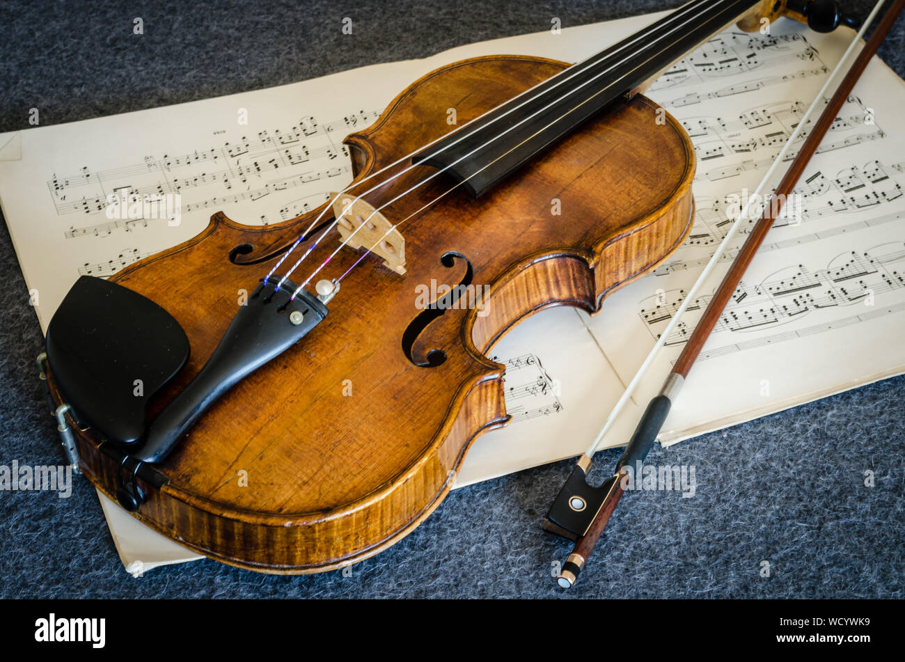Violin sheet music hi-res stock photography and images - Alamy