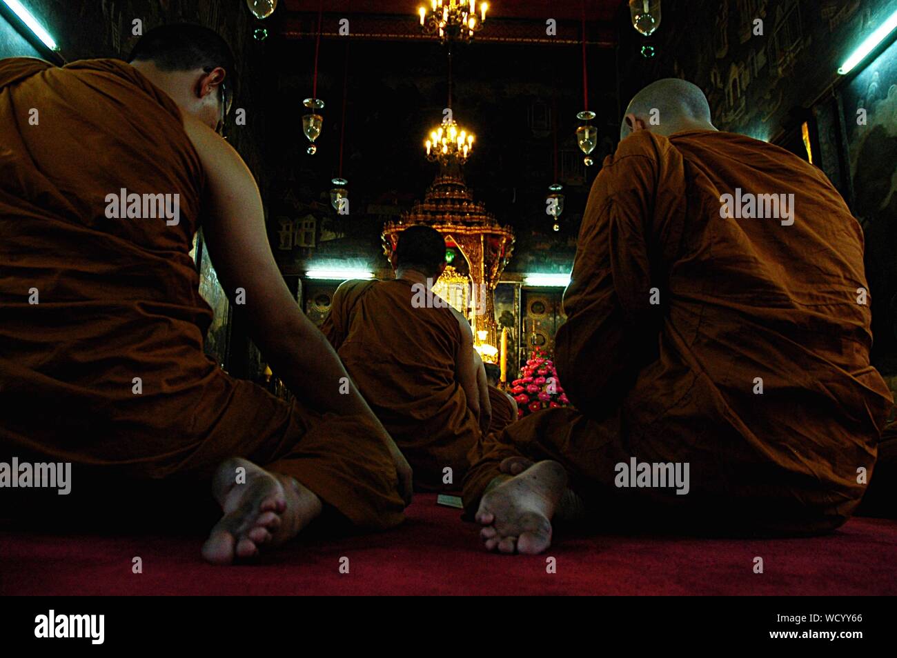 Sitting monks hi-res stock photography and images - Alamy