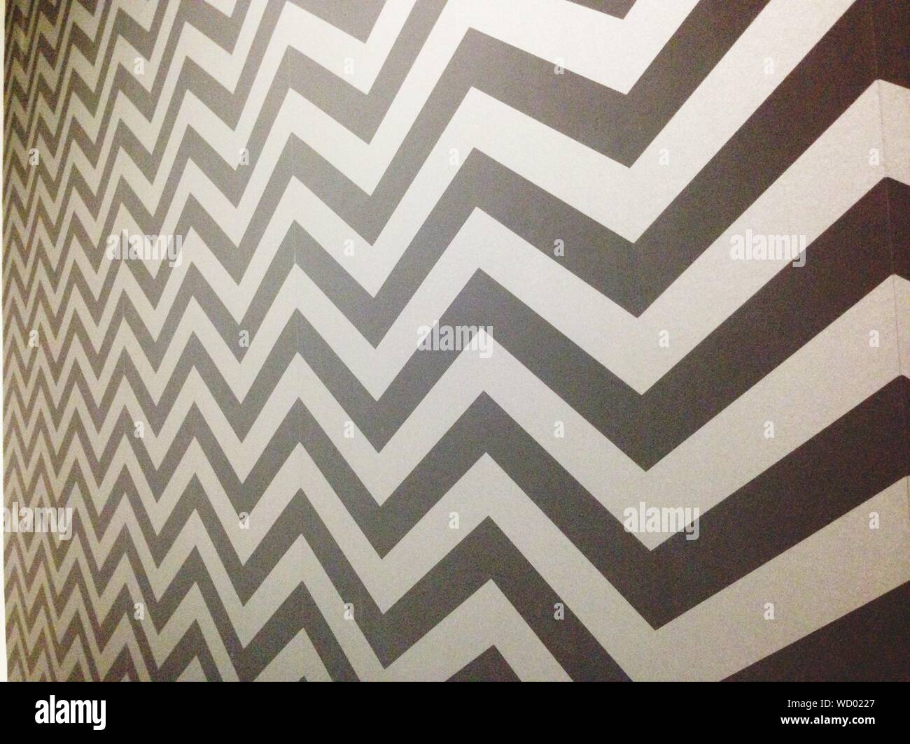 Zigzag frame hi-res stock photography and images - Alamy