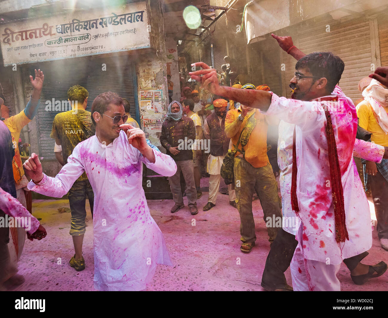 Men celebrating dancing india hi-res stock photography and images - Alamy