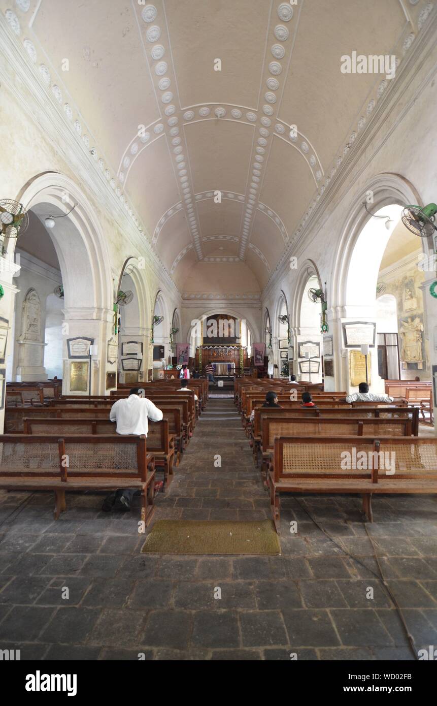 People sitting in church hi-res stock photography and images - Alamy