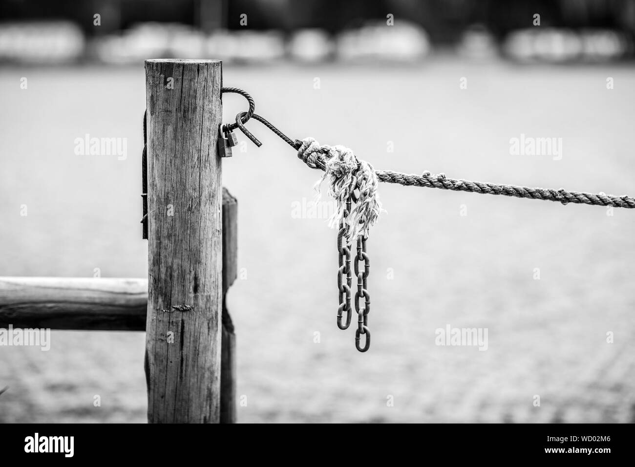 Rope and post fence hi-res stock photography and images - Alamy