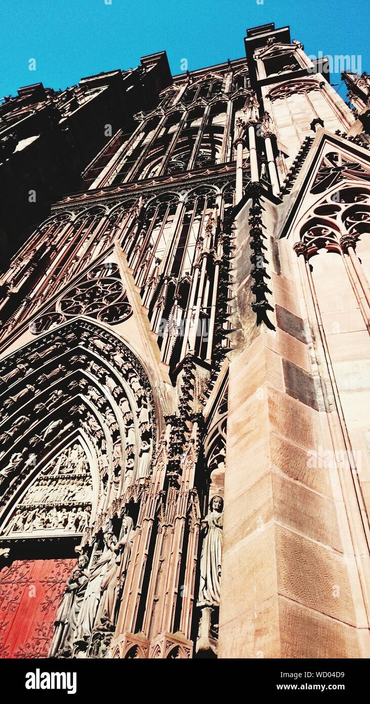 Tall building low angle hi-res stock photography and images - Alamy