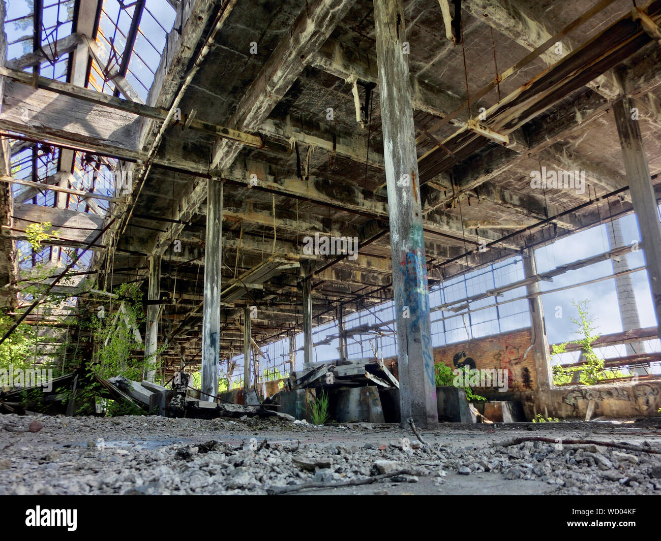 Abandoned warehouse exterior hi-res stock photography and images - Alamy