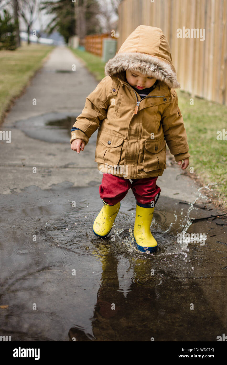 Splashing puddle looking down hi-res stock photography and images - Alamy
