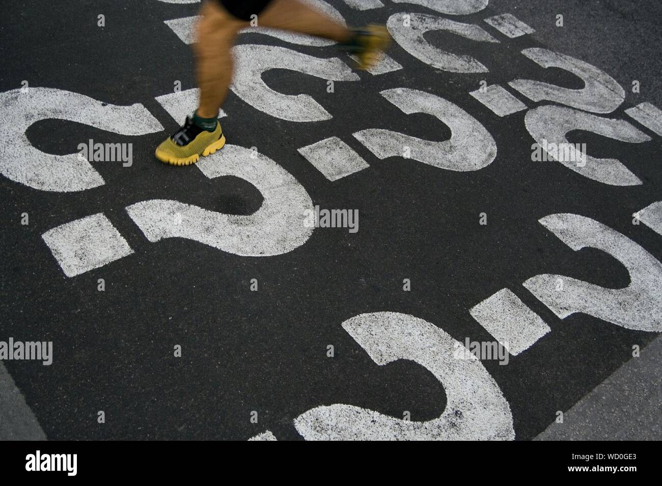 Street sign question mark hi-res stock photography and images - Alamy