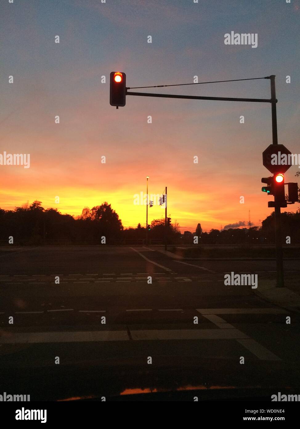 Stoplights hi-res stock photography and images - Alamy