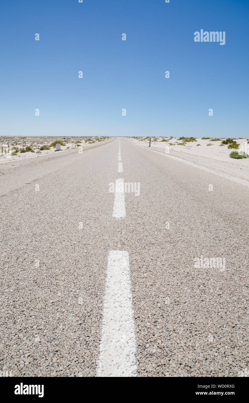 Empty horizon desert hi-res stock photography and images - Alamy