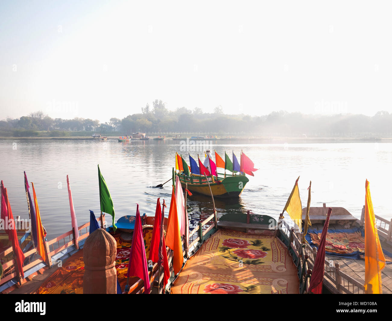 Indian flag boats hi-res stock photography and images - Alamy