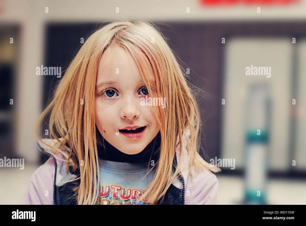 Looking smiling at camera hi-res stock photography and images - Alamy