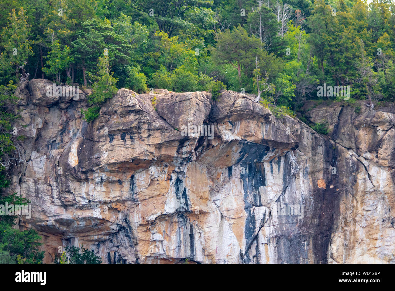 Rocky cliffside on Lake Champlain, Vermont USA Stock Photo - Alamy
