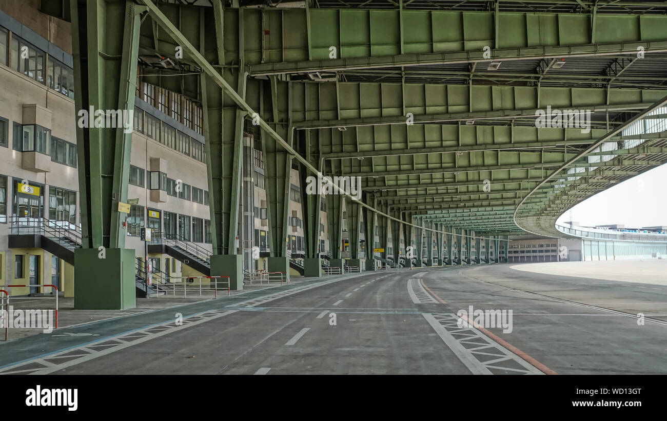 Railing of airport building hi-res stock photography and images - Alamy