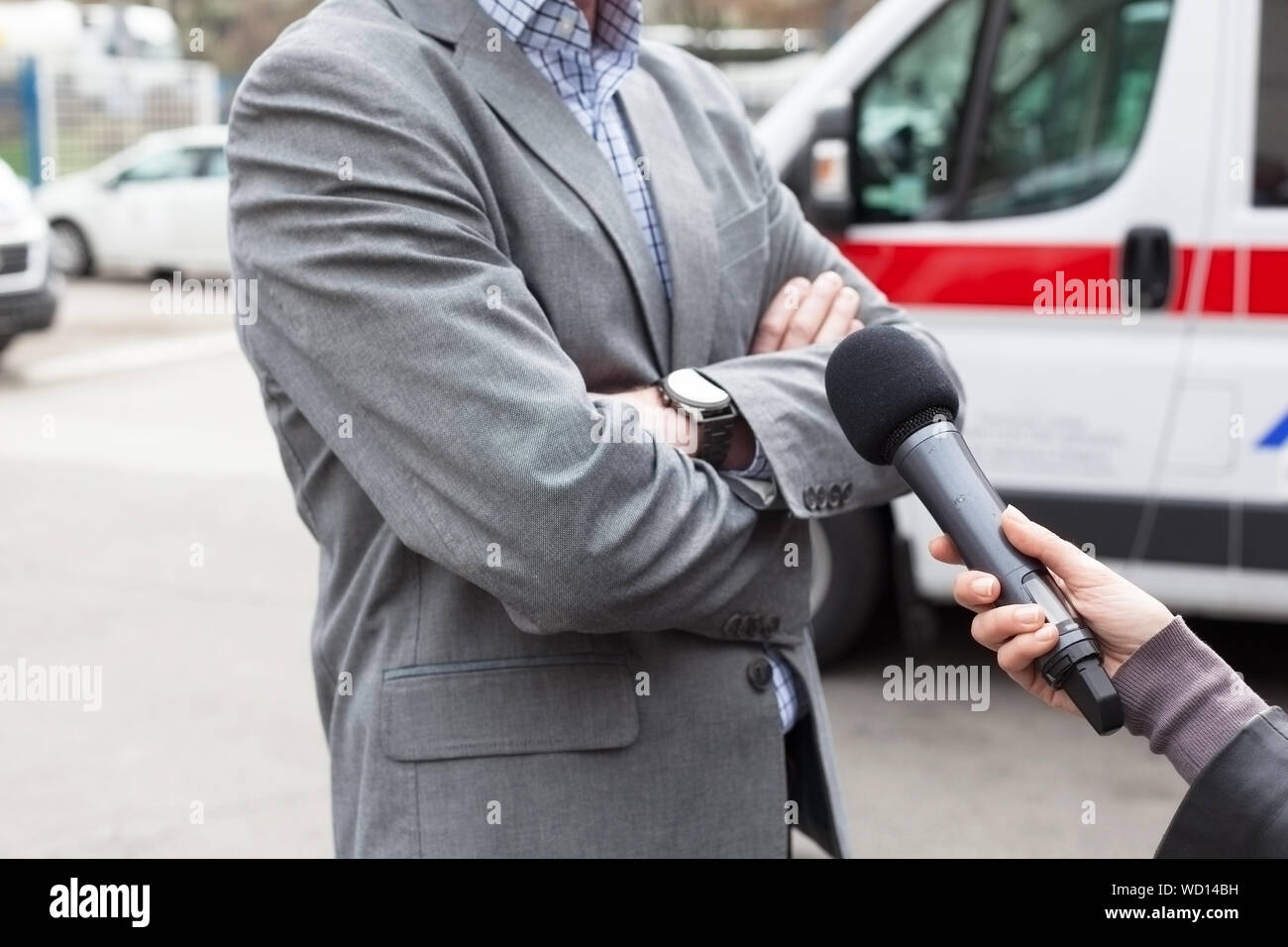 Female journalist interviewing hi-res stock photography and images - Alamy