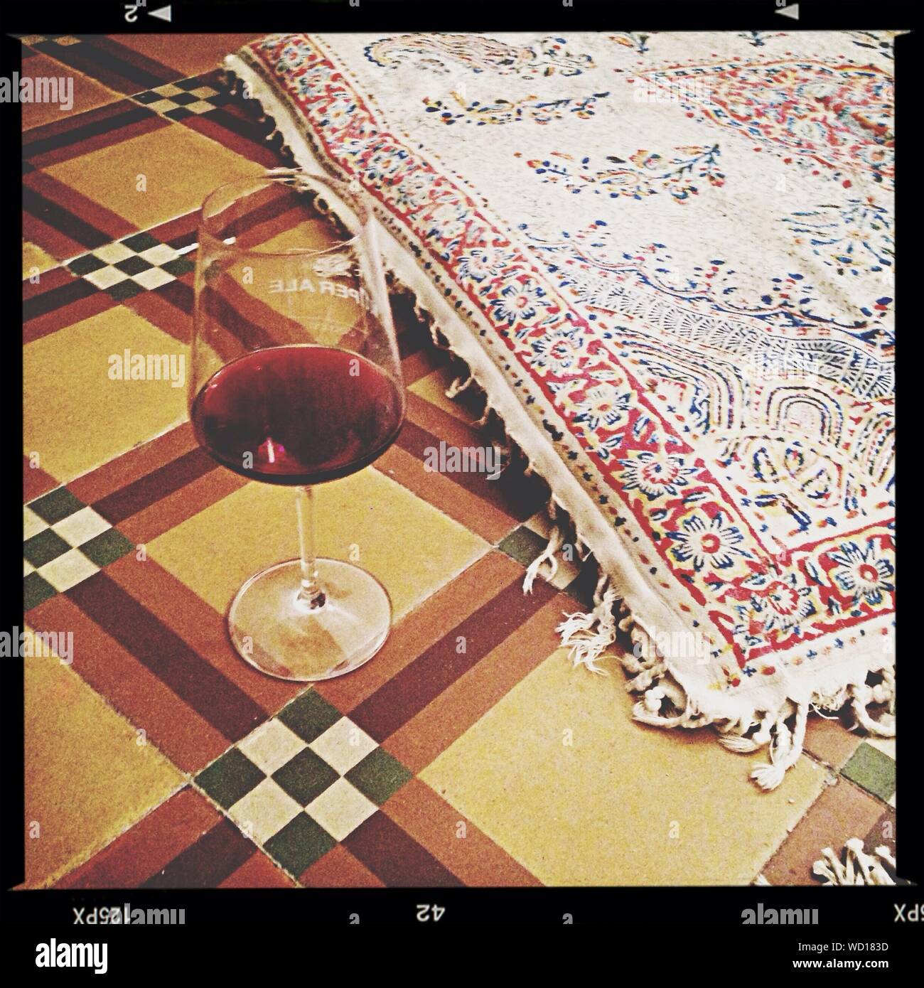 Red wine carpet hi-res stock photography and images - Alamy