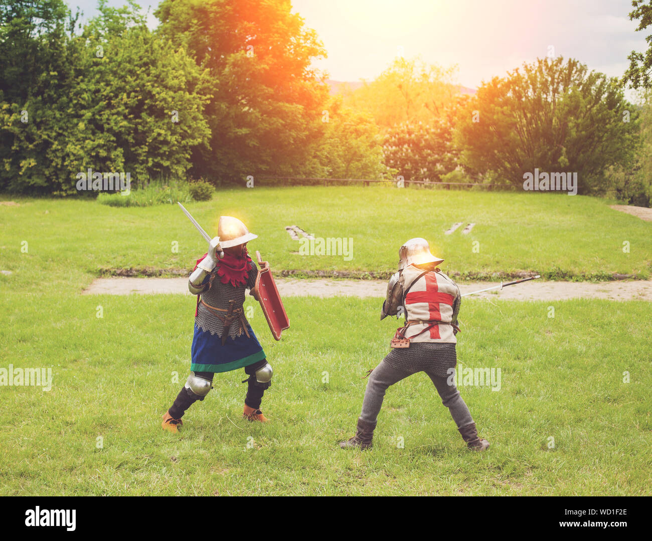 Fighting people hi-res stock photography and images - Alamy