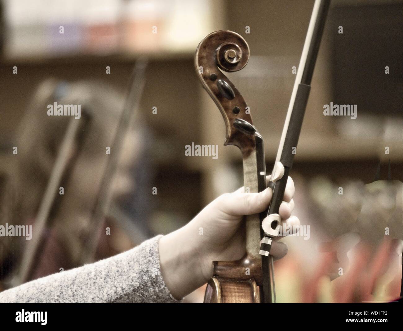 Hand holding arrow hi-res stock photography and images - Alamy