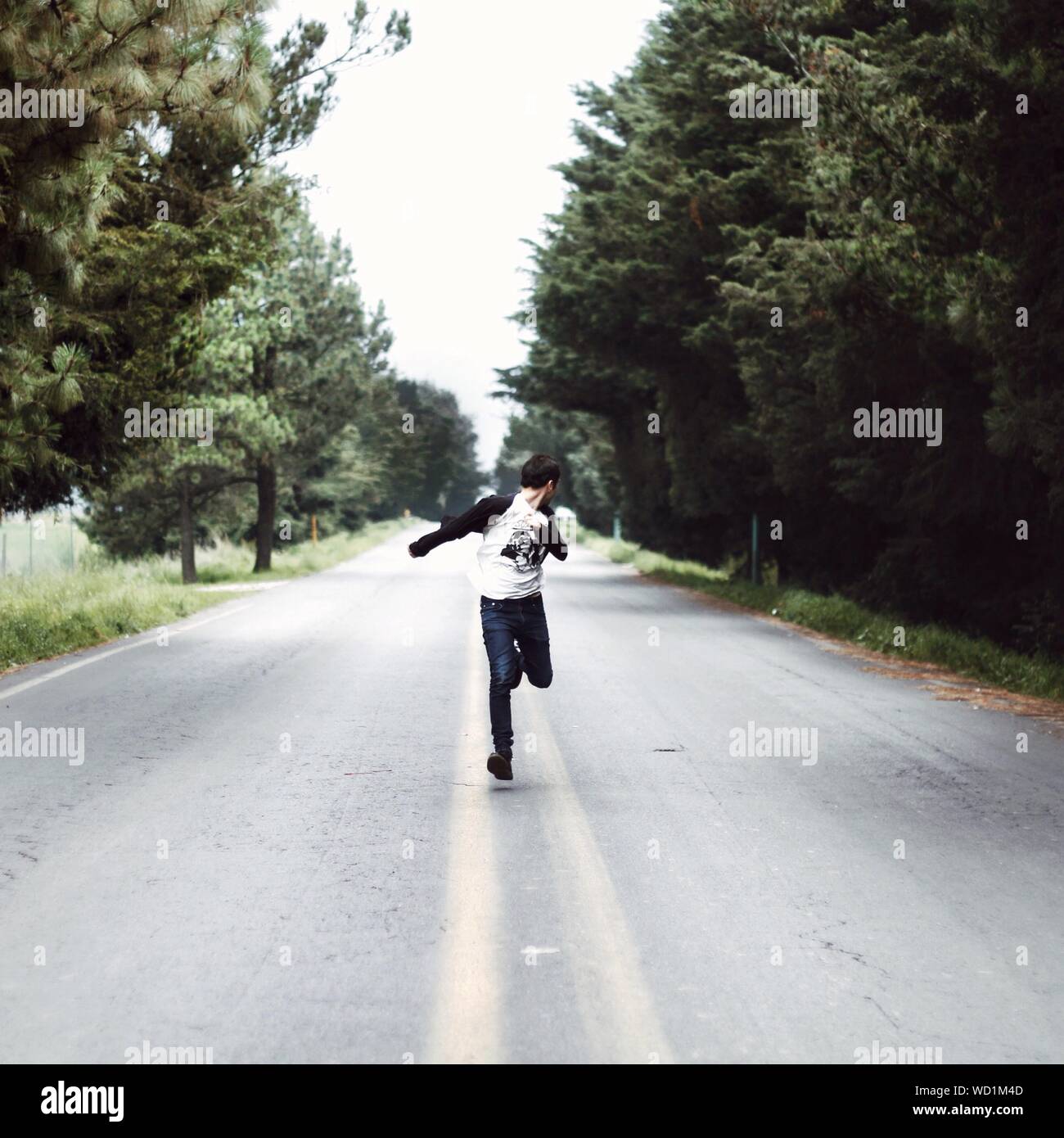 Man running looking over shoulder hi-res stock photography and images ...