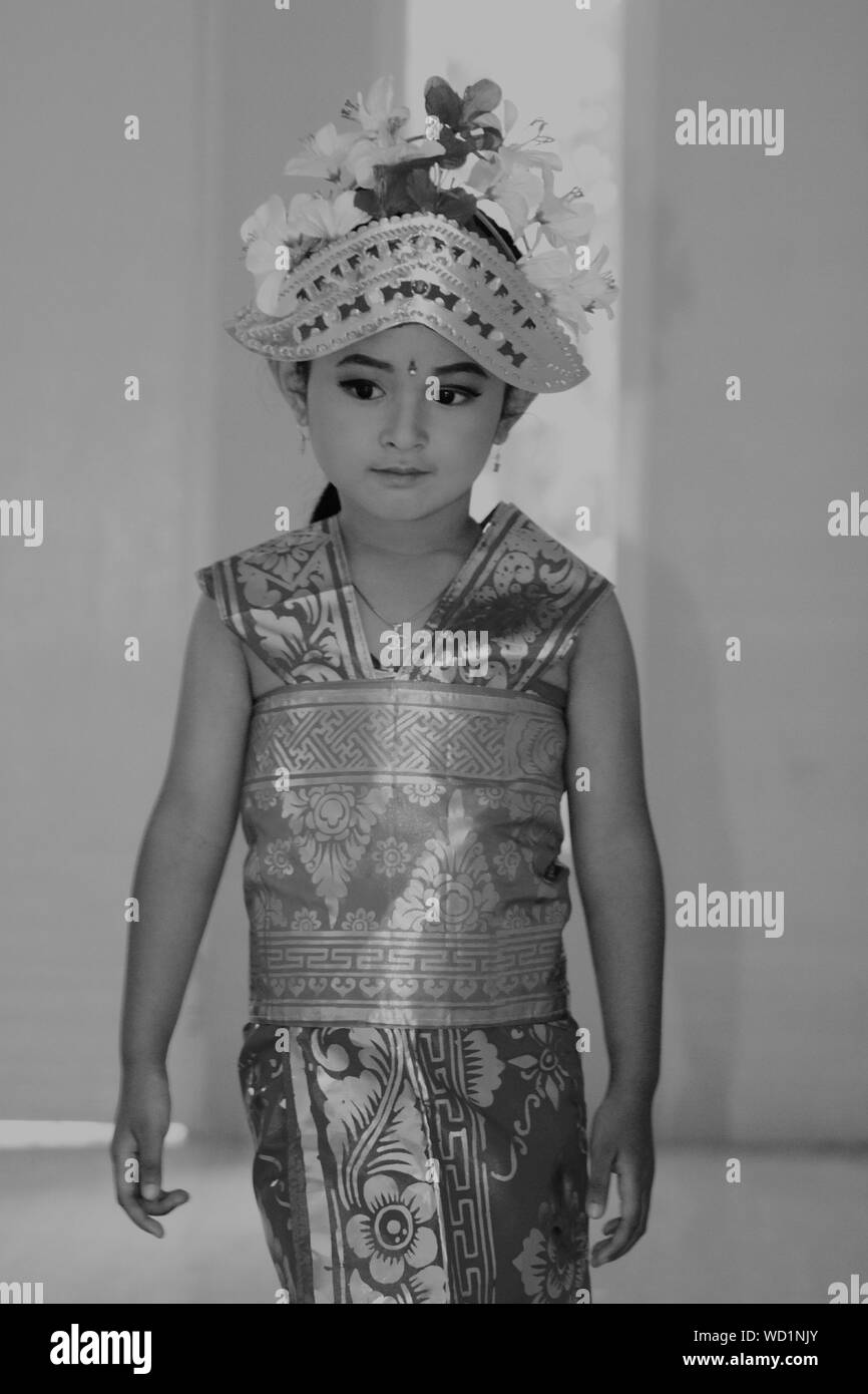 Girls traditional wear hi-res stock photography and images - Alamy