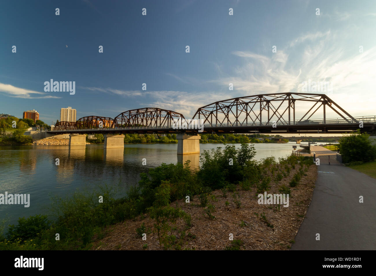 The Victoria Street Bridge in Saskatoon Saskatchewan Canada Stock Photo ...