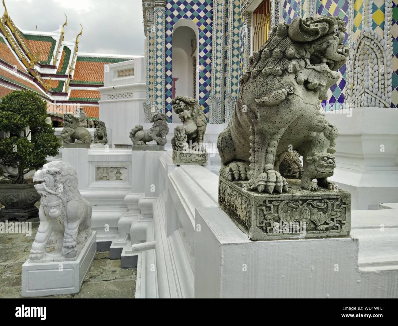 Chinese temple statues hi-res stock photography and images - Alamy